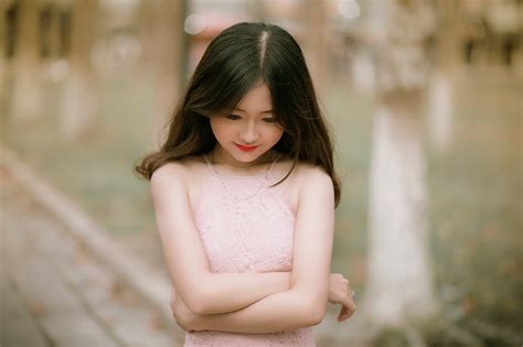 무료 이미지 얼굴 담홍색 아름다움 어깨 피부 말뿐인 헤어 스타일 눈 어린이 긴 머리 사진술 유행 미소