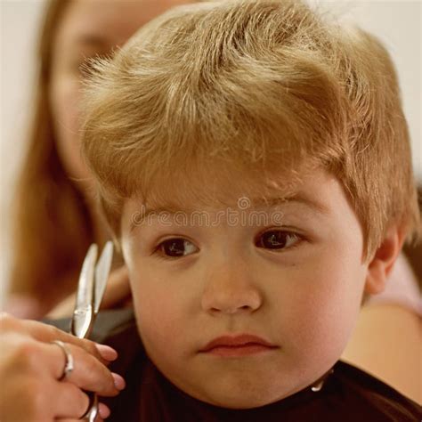 Het Stileren En Het Snijden Jonge Geitjeshaar Klein Kind In Herenkapper