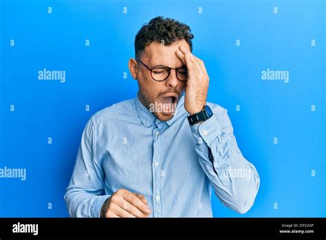 Jeune Homme Hispanique Portant Des Vêtements Et Des Lunettes