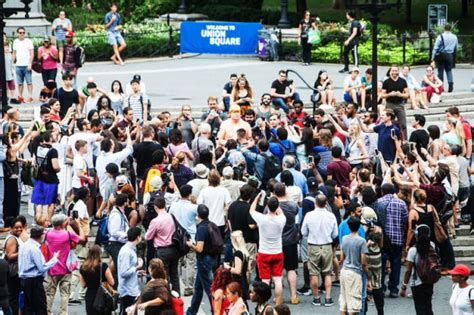 裸のトランプ像を仕掛けた無政府主義者のアーティスト集団とは Rolling Stone Japan ローリングストーン ジャパン