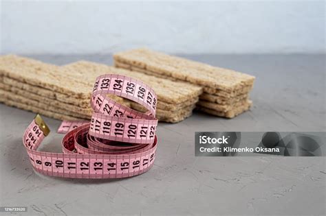 가벼운 배경에 밀기울을 가진 다이어트 바삭바삭한 빵 센티미터 와 홈 메이드 요구르트 근처 체중 감량의 개념 건강한 채식 쿠키
