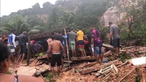 Vídeo VÍDEO barreira desliza e deixa feridos em Tamandaré Pernambuco G