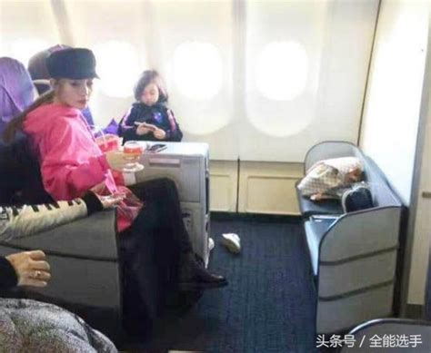 甜馨和媽媽李小璐現身機場，倆人一點都不開心！ 每日頭條