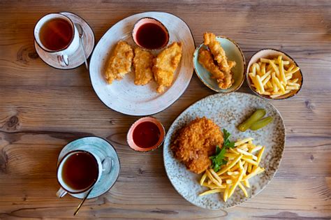 프렌치 프라이 나무 배경의 머스터드와 케첩 0명에 대한 스톡 사진 및 기타 이미지 0명 감자 요리 건강에 좋지 않은 음식 Istock