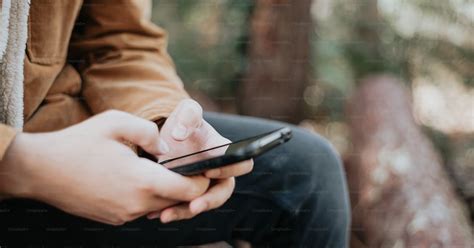 손에 휴대폰을 들고 있는 사람 사진 Unsplash의 전화기를 들고 있는 남자 이미지