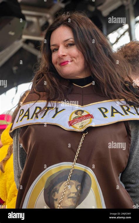 Muenchen Faschingsdienstag Auf Dem Viktualienmarkt Angela Ascher