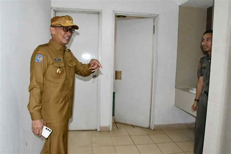 Pj Gubernur Sulbar Prof Zudan Sidak Fasilitas Toilet Di Sejumlah OPD