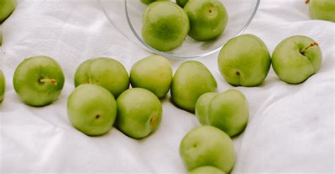 가정 원예 건강한 식생활 과일 균형 잡힌 식단 날 음식 녹색 자두 농업 다이어트 둥근 과일 러스틱 매실 과일 무설탕 미니멀리스트 배경 배열 베르데