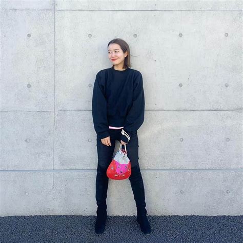 猪鼻ちひろさんのインスタグラム写真 猪鼻ちひろinstagram「🖤🤍🖤🤍🖤🤍 あったかいの幸せ〜 ニーハイブーツを久々に履きたい日