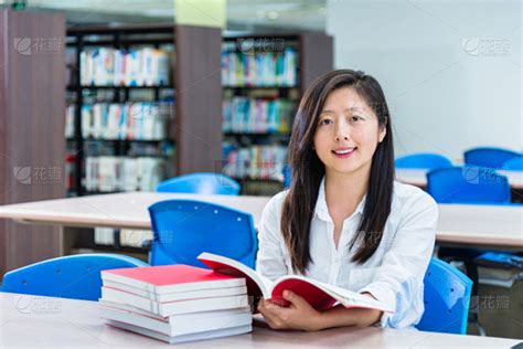 大学图书馆正面视角留白智慧黑发仅成年人知识青年人学校