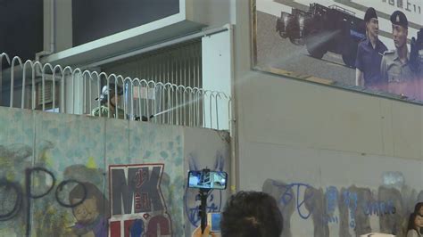 市民旺角警署外聚集 警方使用胡椒水劑驅散 Now 新聞