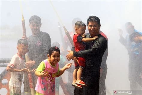 Mandi Peh Cun Di Sungai Kapuas ANTARA News