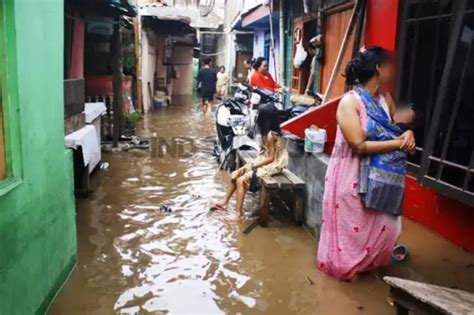 Kali Ciliwung Meluap 18 RT Di Jakarta Timur Terendam Banjir