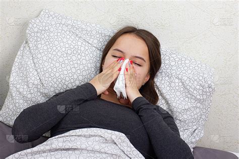 健康和医学。一个年轻的女孩生病在家卧床。