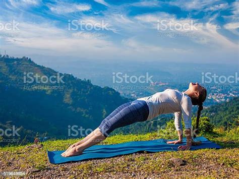 여자 하타 요가와 Asana Purvottanasana 하고 건강한 생활방식에 대한 스톡 사진 및 기타 이미지 건강한 생활