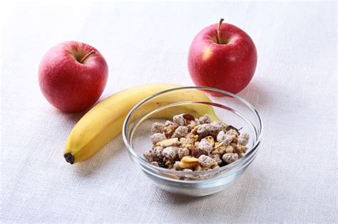 바나나 사과 신선한 그 라 놀라 Muesli 섬유 배경에 그릇에 건강 한 아침 식사 최고의 볼 수 있습니다 건과일에 대한 스톡