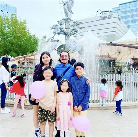 Жүжигчин Ц Ганзориг шинэ хүнээ өлгийджээ ТАС МН