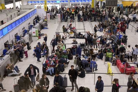 활주로에 드론이 자꾸 나타나 영국 개트윅공항 폐쇄