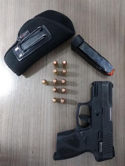Homem Embriagado Ameaça Seguranças Com Arma Após Ser Proibido De Fumar