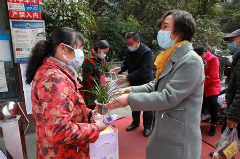 42名社区防疫一线女志愿者领到节日礼物腾讯新闻