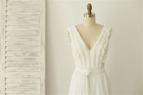 V Neck Ivory Lace Chiffon Wedding Dress Bridal Gown Wedding Dress Pea