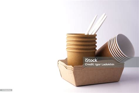 생태 환경 환경 친화적 인 개념 천연 친환경 일회용 기구 접시 접시 컵 및 패스트 푸드 박스 포함 갈색에 대한 스톡 사진 및
