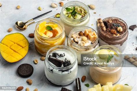 아이스크림 신선한 피스타치오 초콜릿 카라멜 멜론 망고 흰색에 향기로운 바닐라 포드가있는 초콜릿 칩 샌드위치 쿠키와 함께 맛있는