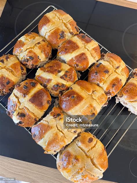 갓 구운 수제 부활절 핫 크로스 롤빵 줄의 클로즈업 이미지 스테인리스 냉각 랙에 살구 잼으로 글레이즈 누락 된 롤빵 세라믹 주방 호브 배경 홈 베이킹 개념 높은 전망 0명에