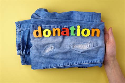 비문 기부가 있는 청바지 도움이 필요한 사람들을 돕는 개념 자선 단체에 기부 노란색 배경 감소에 대한 스톡 사진 및 기타 이미지 Istock