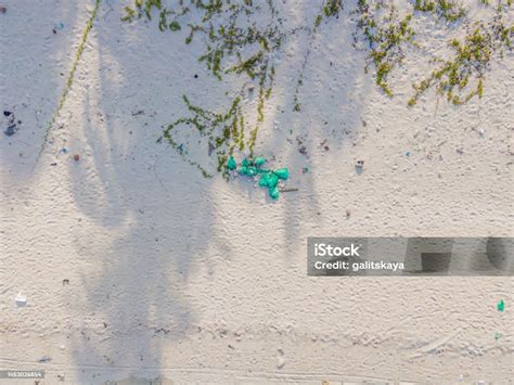 에메랄드 맑은 바다가 있는 열대 해변에서 플라스틱 쓰레기와 의료 폐기물이 있는 모래 해변 드론으로 찍은 항공 평면도 사진 건강관리와 의술에 대한 스톡 사진 및 기타 이미지