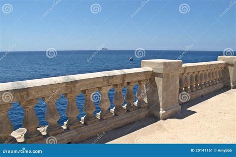 Terraza Sobre La Gruta Azul De Malta Europa Imagen De Archivo Imagen