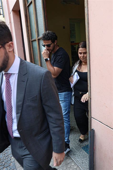 Noivo de Larissa Manoela comparece à delegacia para prestar depoimento em caso envolvendo a sogra
