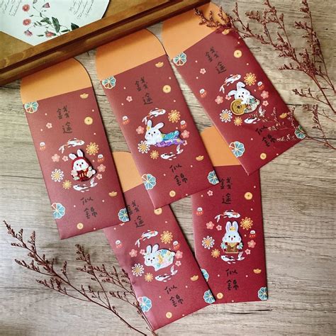 【最後庫存】兔兔紅包袋 刺繡燙貼別針 錢途似錦 Littdlework 繡珍森活｜胸針人氣榜 Pinkoi