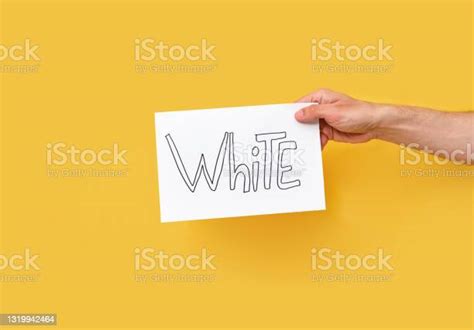 하얀 노란색 배경에 텍스트가 있는 카드를 표시하거나 들고 있는 손 개념에 대한 스톡 사진 및 기타 이미지 개념 고등학교 광고 Istock