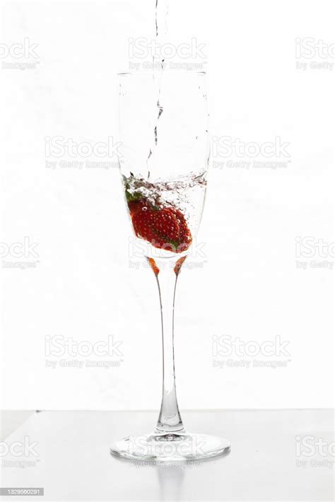 흰색 배경 복사 공간에 고립 된 딸기로 샴페인 잔을 채웁니다 0명에 대한 스톡 사진 및 기타 이미지 0명 기념일 노랑