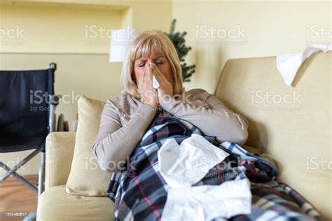 아픈 노인 은 높은 온도와 재채기와 기침으로 인해 침대에 누워있다 55 59세에 대한 스톡 사진 및 기타 이미지 55 59세
