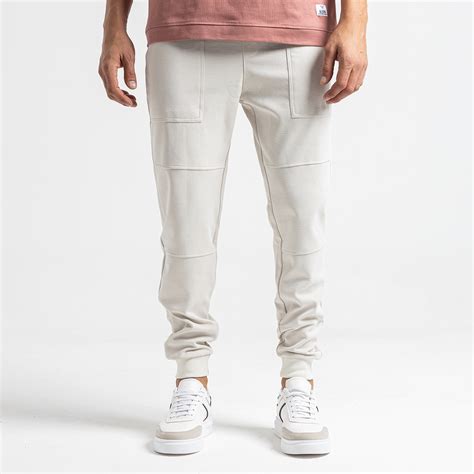 Eagle سويت بانت من ايجل يعني راحه 😍 احصل على سويت بانتس Facebook