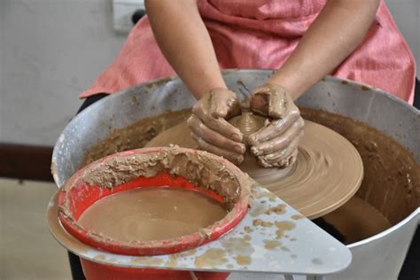 Noticia Mercado Artesanal Artesanos capacitan en Alfarería en Torno