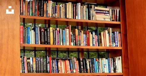 책이 있는 책장 사진 Unsplash의 무료 도서관 이미지