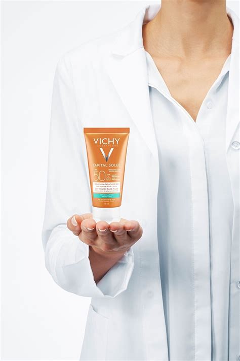 کرم ضد آفتاب ویشی مدل Capital Soleil مناسب پوست های چرب با Spf50