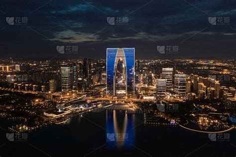 苏州晚间金鸡湖旁的cbd建筑群。
