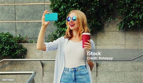 도시 거리 배경에 커피 컵과 스마트 폰으로 셀카 사진을 찍는 젊은 여성의 초상화 20 29세에 대한 스톡 사진 및 기타 이미지 20 29세 25 29세 거리 Istock