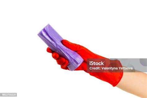 색색의 배경에 쓰레기 봉투를 들고 있는 여자의 손 배경에 쓰레기를 위한 비닐 봉지로 굴러갑니다 텍스트의 위치 쓰레기 분류 0명에