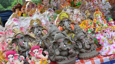 인도 의 신 군주 가네샤의 아름다운 점토 동상 우상 색상으로 장식 Ganesh Chaturthi에 대한 스톡 사진 및 기타