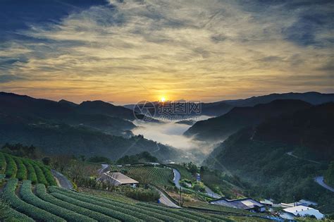 山顶云海日出高清图片下载 正版图片501598719 摄图网