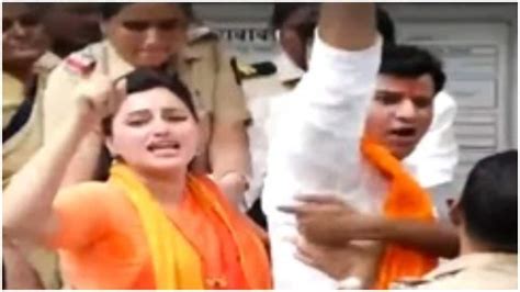 Hanuman Chalisa Row Mp Navneet Rana Mla Husband Ravi Rana Arrested