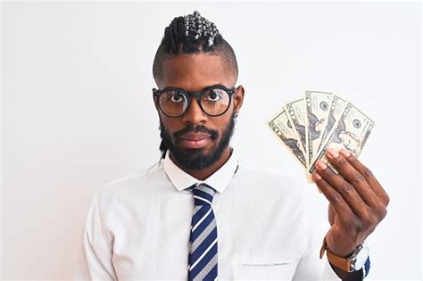 심각한 생각 스마트 얼굴에 자신감 표정으로 고립 된 흰색 배경에 달러를 들고 머리띠와 아프리카 계 미국인 사업가 땋은 머리에 대한 스톡 사진 및 기타 이미지 Istock