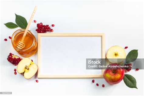 해피 로쉬 하샤나 축하 텍스트에 대한 프레임입니다 흰색 배경에 사과 석류와 꿀 전통적인 유대교 샤나 토바에 대한 스톡 사진 및 기타 이미지 Istock