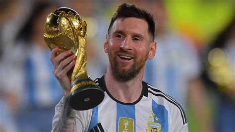 Lionel Messi Arjantin milli takımında forma giymeye devam ediyor