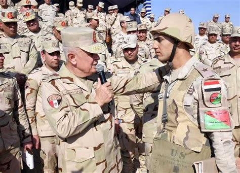 رئيس الأركان يشهد المرحلة الرئيسية لمشروع تكتيكي بالجيش الثاني الميداني
